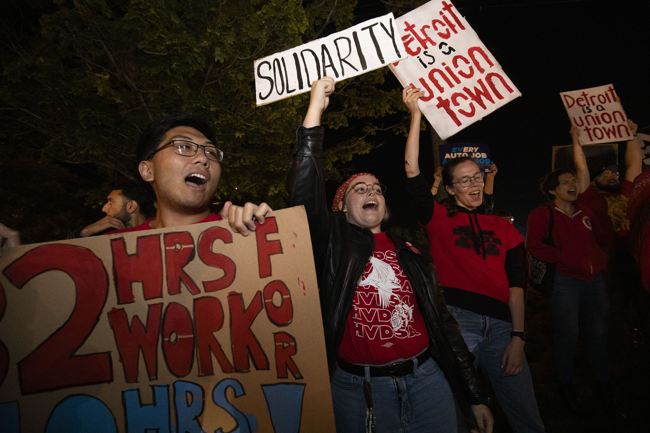 United Auto Workers Hold Limited Strikes As Contract Negotiations ...